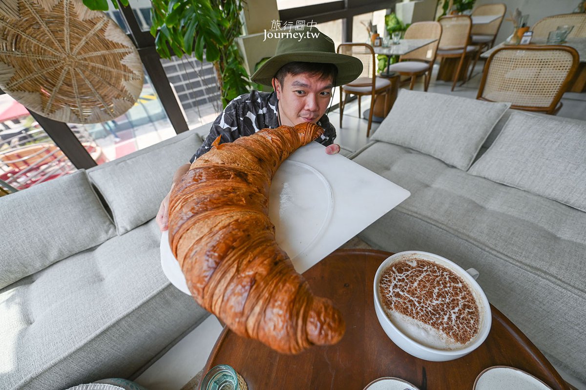 杜拜美食｜Boho X・這不是抱枕！世界最大「可頌」與「咖啡」尺寸真的太驚人 - 許傑,旅行圖中