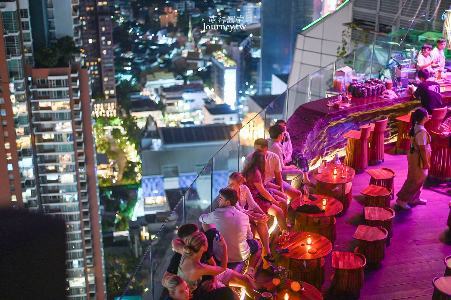 曼谷酒吧｜水母酒吧 Tichuca Rooftop Bar・如水母般搖曳，在曼谷夜景中迷幻微醺的高空酒吧 - 許傑,旅行圖中