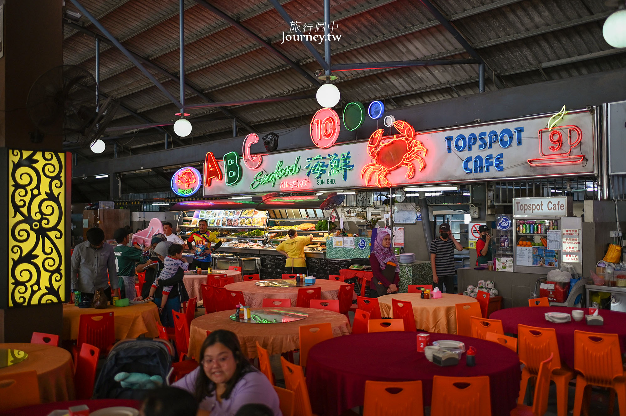 古晉美食｜貓眼嶺海鮮美食廣場 Topspot Food Court・沒想到藏在頂樓！大啖平價又美味的古晉海鮮 - 許傑,旅行圖中